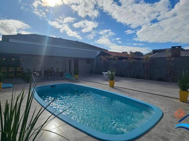 CASA MOBILIADA, COM 5 QUARTOS, PISCINA E A 2 QUADRAS DA PRAIA