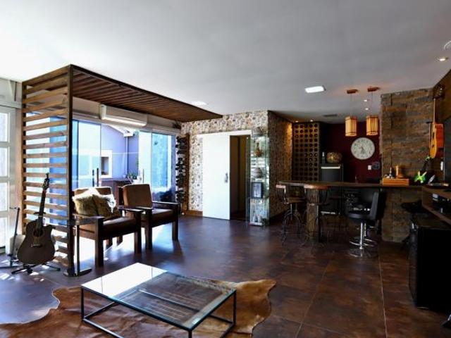 Casa mobiliada com suíte, patio e espaço gourmet completo
