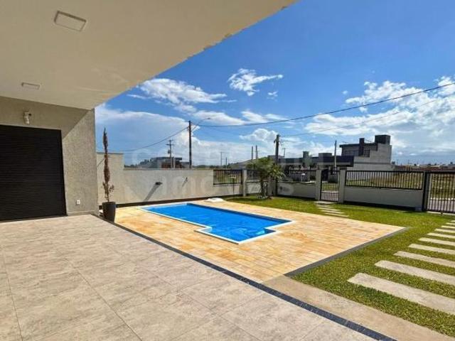 Casa mobiliada com piscina a apenas 350 metros da praia em Arroio do Sal