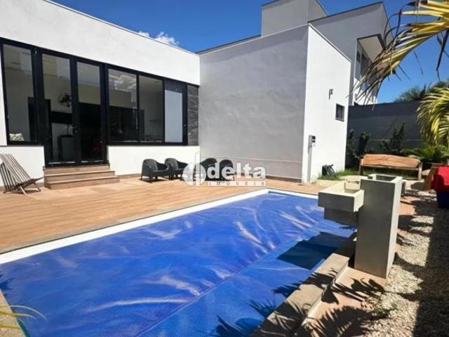 Casa Mobiliada condomínio com 3 suítes disponível para locação bairro Granja Marileusa em Uberlândi