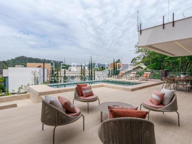 Casa mobiliada de Alto Padrão no Tamboré 5 Suites, 3 Salas Porteira Fechada