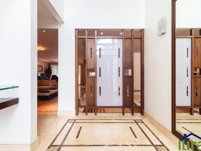 Casa mobiliada e decorada para venda com 5 suítes no Residencial Um em Alphaville, SP