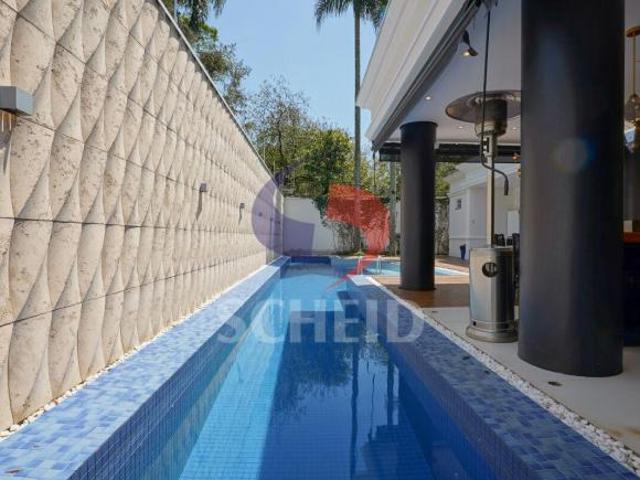 Casa mobiliada em condomínio neoclássico com piscina e elevador