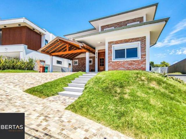 Casa mobiliada em condomínio Alphaville com 4 suítes, área verde nos fundos e pi