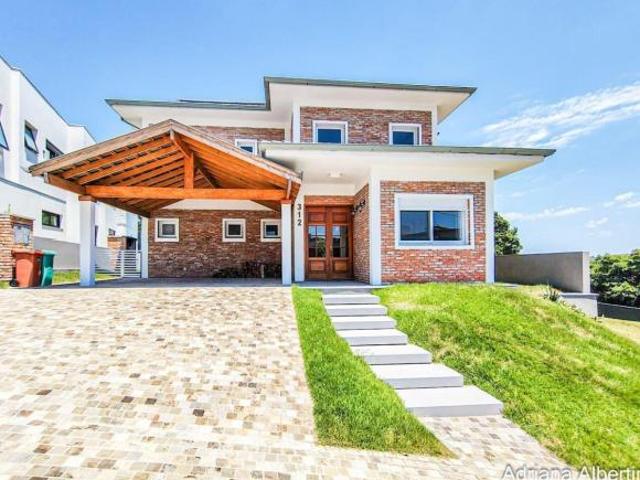 Casa mobiliada em condomínio Alphaville com 4 suítes, área verde nos fundos e piscina