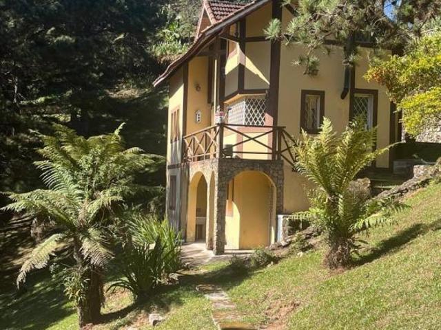 CASA MOBILIADA ESTILO EUROPEU EM MONTE VERDE! OPORTUNIDADE!