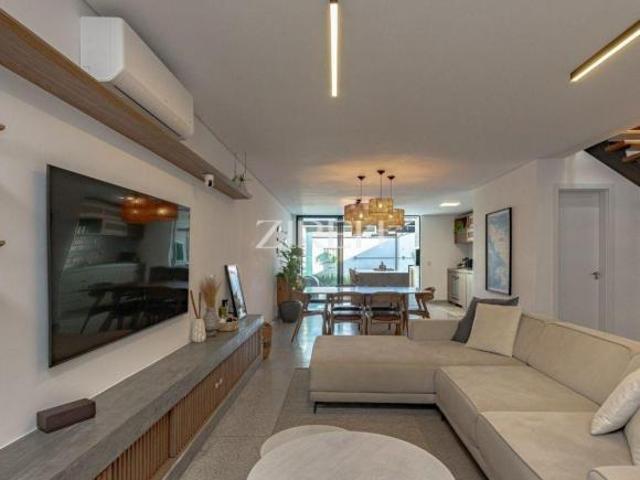 Casa mobiliada no Água Verde com espaço gourmet, quintal, 3 quartos, 4 vagas em localização nobre