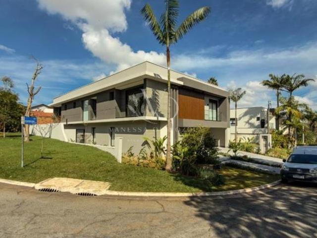Casa mobiliada no Alpha 5 com 5 suítes, piscina com prainha e acabamentos de alto padrão