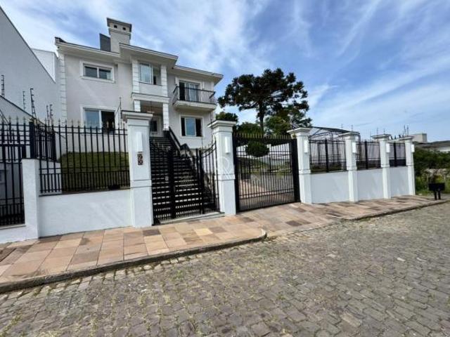 Casa mobiliada no bairro São Luiz, com 3 suítes e amplo pátio