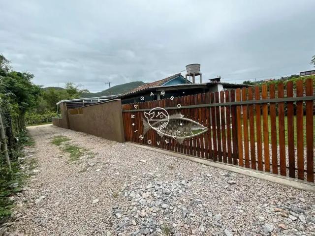 Casa mobiliada para aluguel anual a 150 metros da praia da Gamboa – 2 dormitório