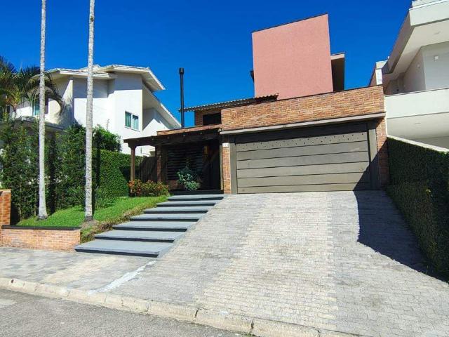 Casa mobiliada para locação na Pedra Branca, Palhoça – 3 dormitórios, suíte, lareira e hidromassagem