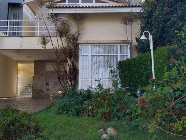 Casa mobiliada para venda com 4 dormitórios e piscina no Condomínio Aruã