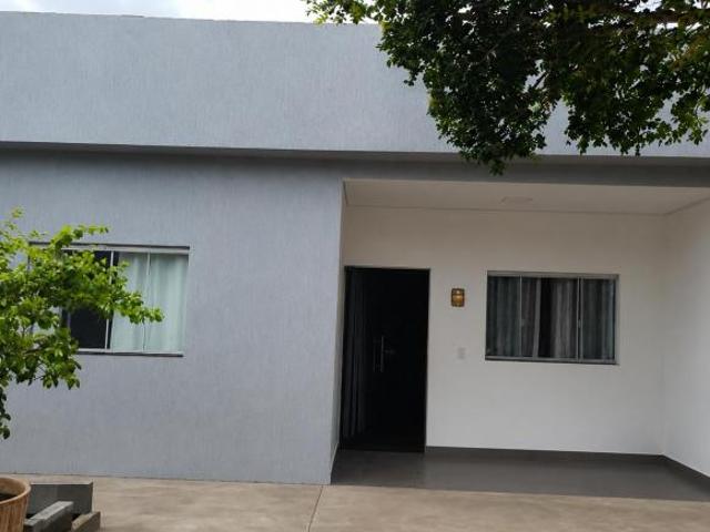 Casa moderna com loja frontal e potencial de expansão