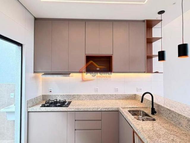 CASA MODERNA COM PÉ DIREITO ALTO E COZINHA PLANEJADA