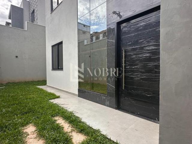 Casa Moderna com Pé Direito Duplo, 3 Quartos e Área Gourmet Integrada