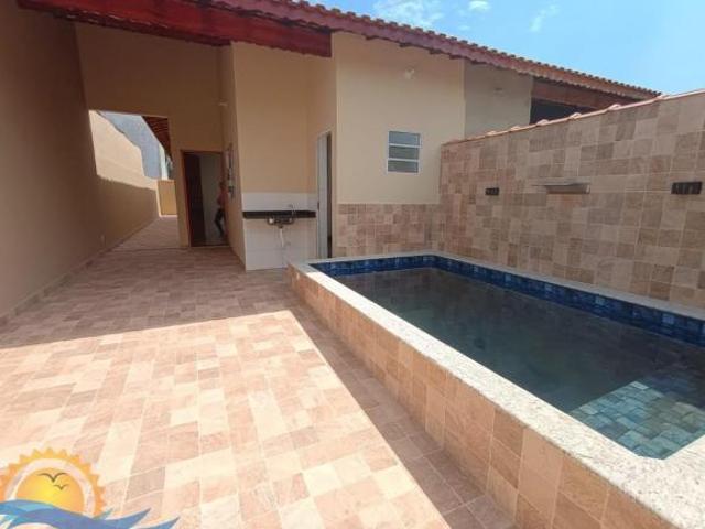 Casa moderna com piscina à venda em Itanhaém | 2 dormitórios, suíte e acabamento premium