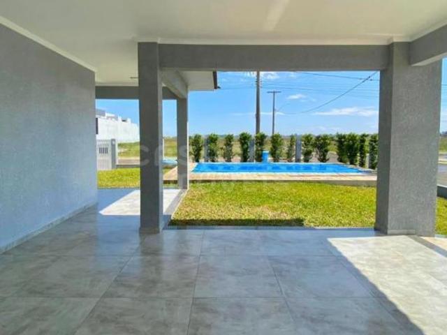 Casa moderna com piscina a apenas 300 metros da praia no Bairro Esmeralda