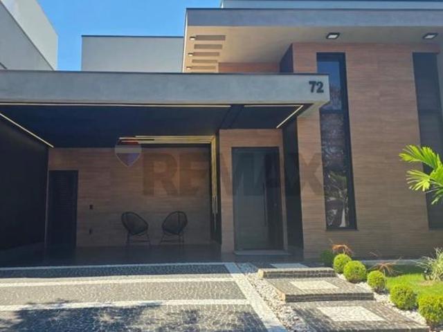 Casa Moderna com Piscina e Luxo em Condomínio Fechado