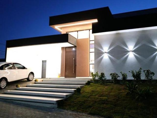 Casa Moderna com Piscina e Pé Direito Alto em Caçapava