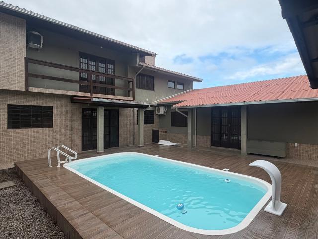 Casa Moderna com Piscina em São João do Rio Vermelho
