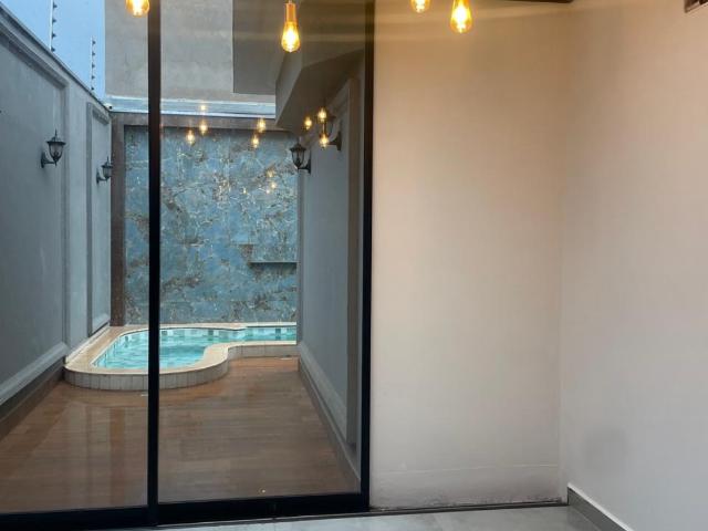 Casa Moderna com Piscina no Parque das Amoras II