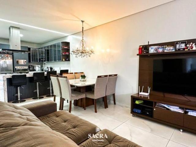 Casa moderna com piscina na QE 56 do Guará II – Aceita financiamento!