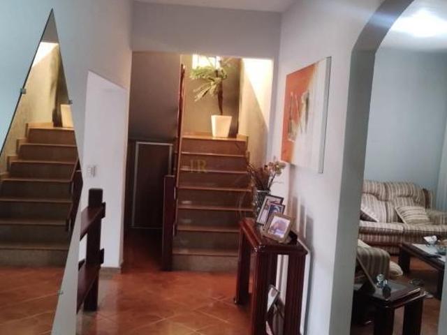CASA MODERNA COM QUINTAL E ACABAMENTO MODERNO