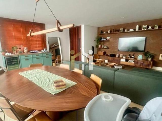 Casa moderna com três pavimentos com 267,61m², 3 suítes e 3 vagas de garagem