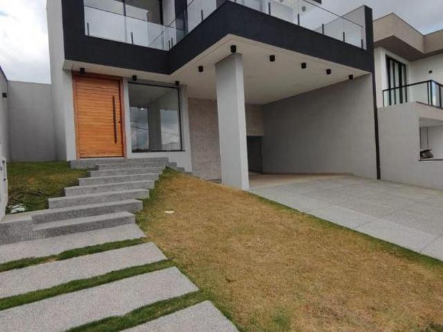 CASA MODERNA COM VISTA PARA AS MONTANHAS A VENDA NO CONDOMÍNIO GOLDEN CLASS
