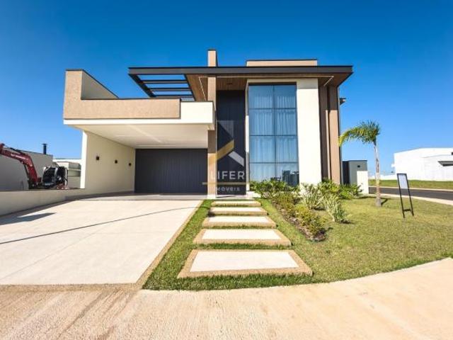 Casa Moderna com 3 Suítes, Piscina Aquecida, Sauna e Energia Solar em Condomínio