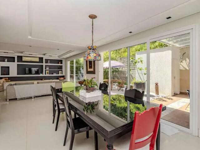 Casa Moderna com 5 Dormitórios, Terraço com Vista para o Mar e 5 Vagas na Praia dos Amores