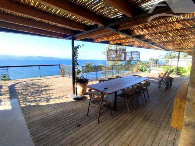 Casa moderna contemporânea à venda em condomínio pé na areia Ilhabela Pacoíba. 4 suítes, 3 salas