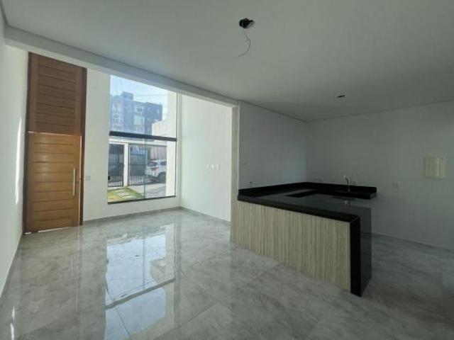 CASA MODERNA À VENDA – CONFORTO, ELEGÂNCIA E EXCELENTE ACABAMENTO!