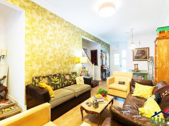 Casa Moderna à venda, de 224M², 3 Dormitórios sendo 1 suíte, 4 vagas no Residencial Scenic, Alphavi