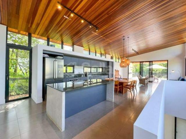 Casa à venda com três suítes, amplo quintal, moderna e com vista para a Natureza no Condomínio Vale