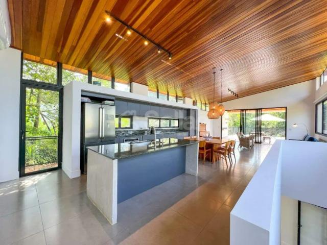 Casa à venda com três suítes, amplo quintal, moderna e com vista para a Natureza no Condomínio Vale