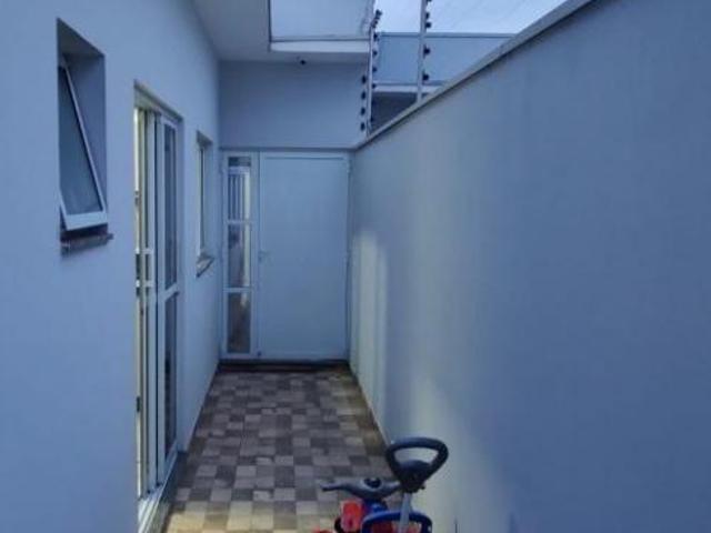 Casa Moderna de 3 Dormitórios: Onde Piscina, Churrasqueira e Diversão se Encontram!
