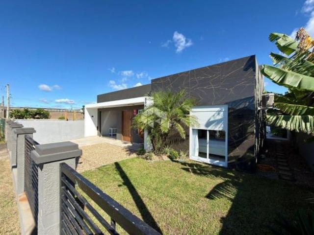 Casa Moderna de 3 dormitórios sendo 1 suíte mobiliada com pisicna na Zona Norte de Capão da Canoa