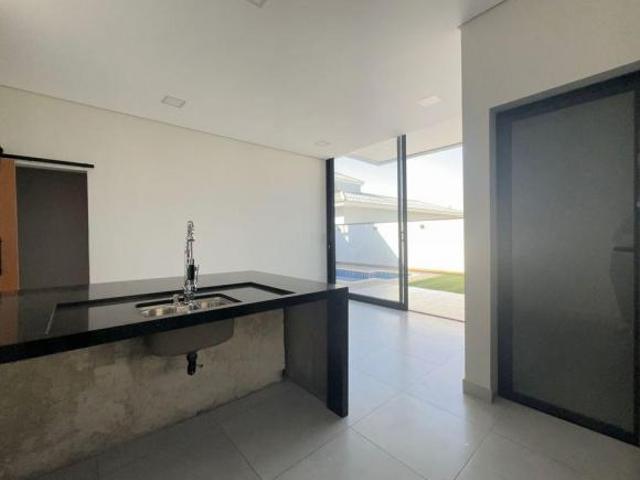 Casa Moderna de 3 Suítes, Área Gourmet e Acabamento de Alto Padrão no Cyrela