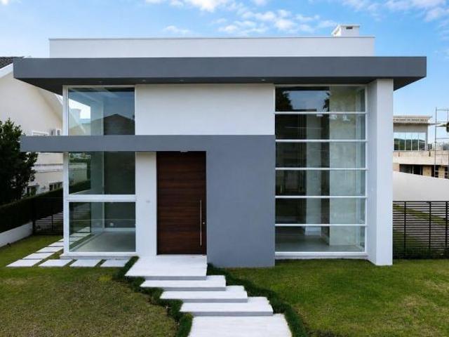 Casa moderna e atualizada, 4 suítes, ampla e integ
