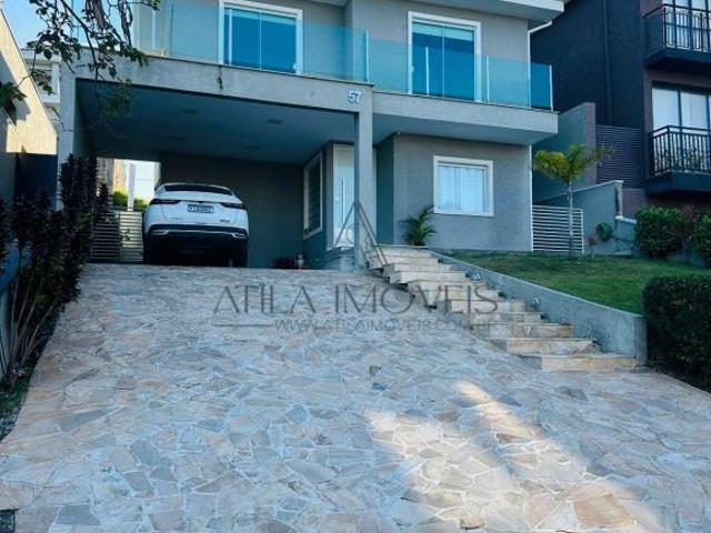 Casa moderna e clean, com 210m² de área construída, pensada para quem busca conforto, iluminação nat