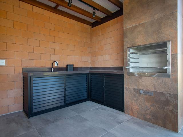 Casa Moderna e Luxuosa com Quatro Suítes Próx a Rua das Pedras Por Luxury Rentals