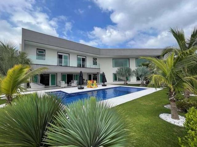 Casa moderna e sofisticada, com localização privilegiada e total privacidade