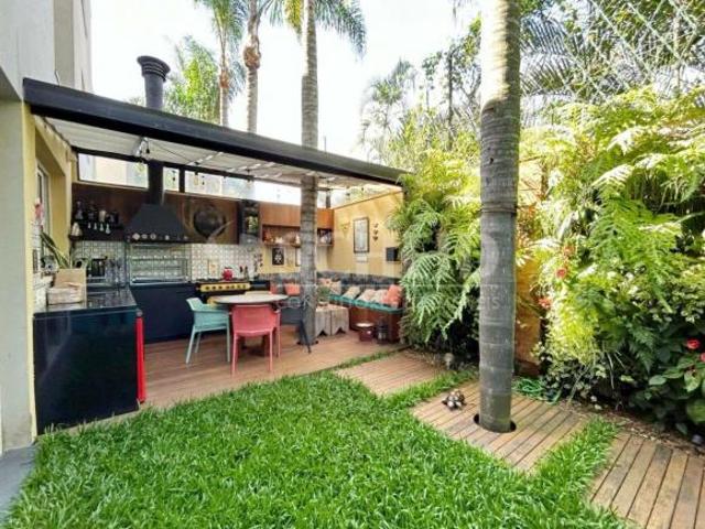 Casa moderna em condomínio com 4 suítes e jardim