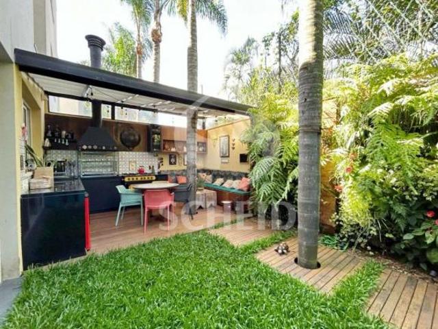 Casa moderna em condomínio com 4 suítes e jardim