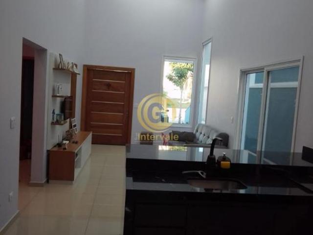 Casa moderna no Condomínio Fogaça, 3 quartos 1 suíte, pé direito alto, planejados, área gourmet e