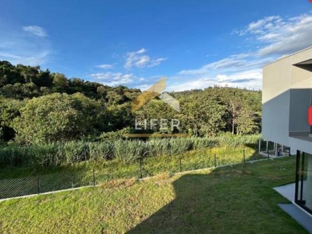 Casa moderna no Campo de Toscana com 3 suítes, energia solar e vista privilegiad