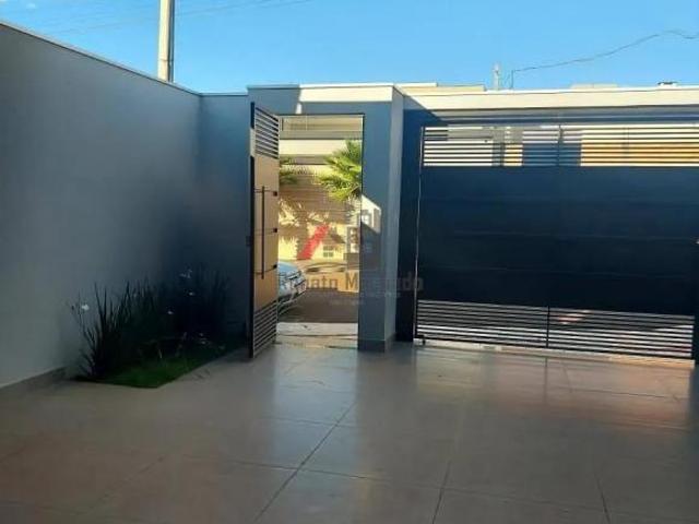 Casa moderna no Jardim Mônaco II com pé direito alto, porcelanato e amplo espaço nos fundos!