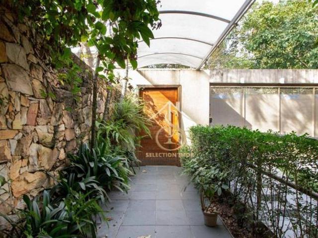 Casa na melhor rua do Jardim Guedala, arborizada e calma, a 5 minutos da Faria Lima. Construção sól
