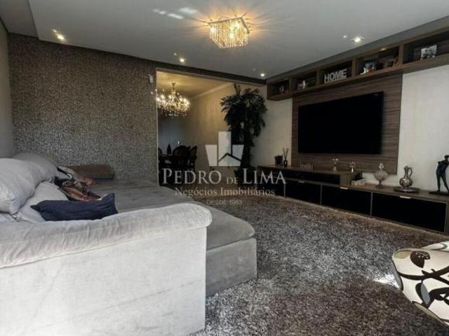 Casa na Mooca com piscina e espaço gourmet, 2 suítes e 4 vagas de garagem